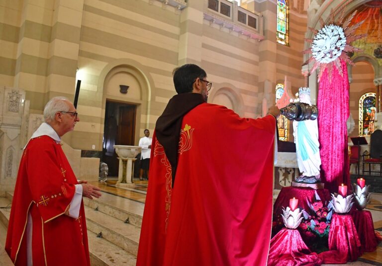 Pentecostes é celebrado com fé, oração e renovação espiritual na Igreja ...